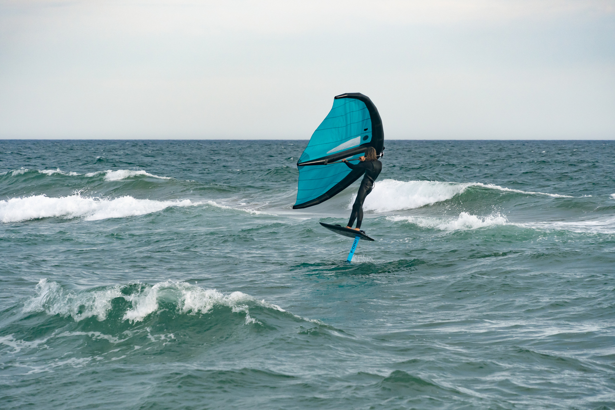 Principio del wing foil, este nuevo deporte de deslizamiento